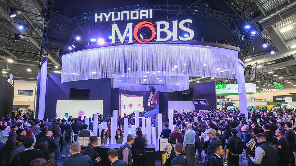 현대모비스, [홀로그래픽 HUD 첫 공개] ‘윈드쉴드에 새긴 마술’ 車 유리에서 온갖 정보가 움직인다!