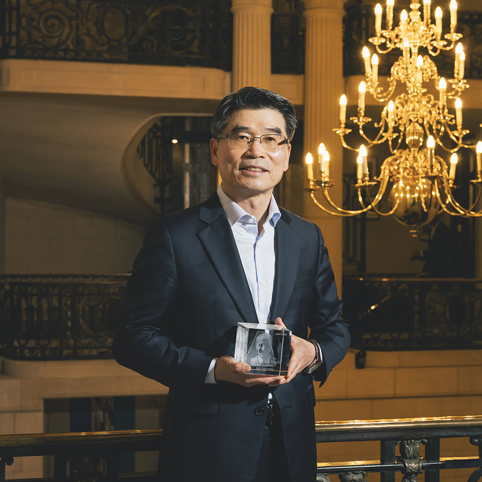 Kia President and CEO Ho Sung Song honored at 2025 Autocar Awards